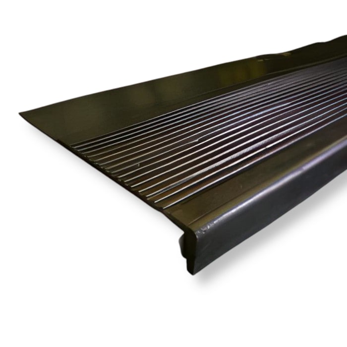 Grada de Goma Estriada 120 x 30 negra con pestaña | GOMATEX