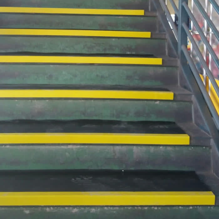 Grada de Goma Estriada 120 x 30 negra con pestaña amarilla (bicolor ...