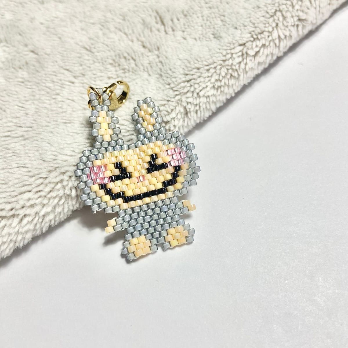 Dije Collar Labubu gris | Creadoras SPA