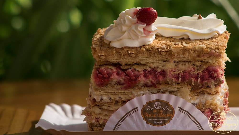 Pastel Mil hojas Manjar Frambuesa | Pastelería Dulce Alegría