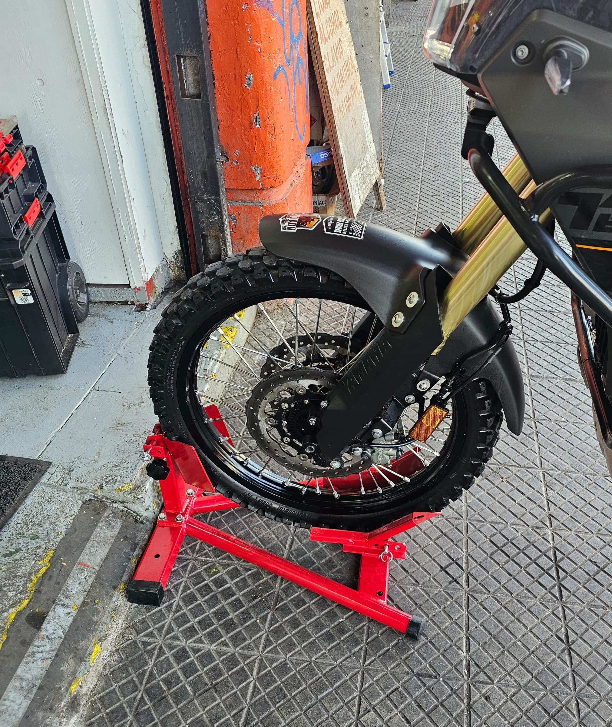 Caballete Soporte Moto Rueda Delantera Estacionamiento | PERNO EXPRESS