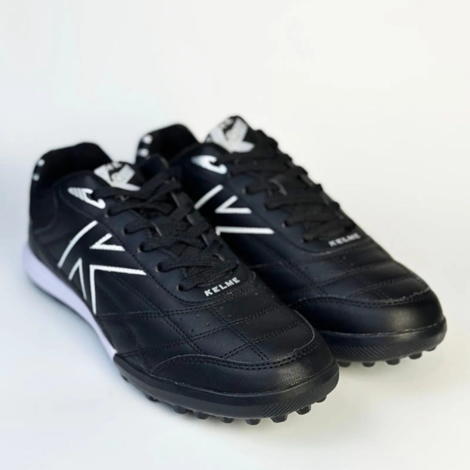 ZAPATILLA DE FUTBOLITO KELME 360 TURF NEGRO/BLANCO | Sportclass