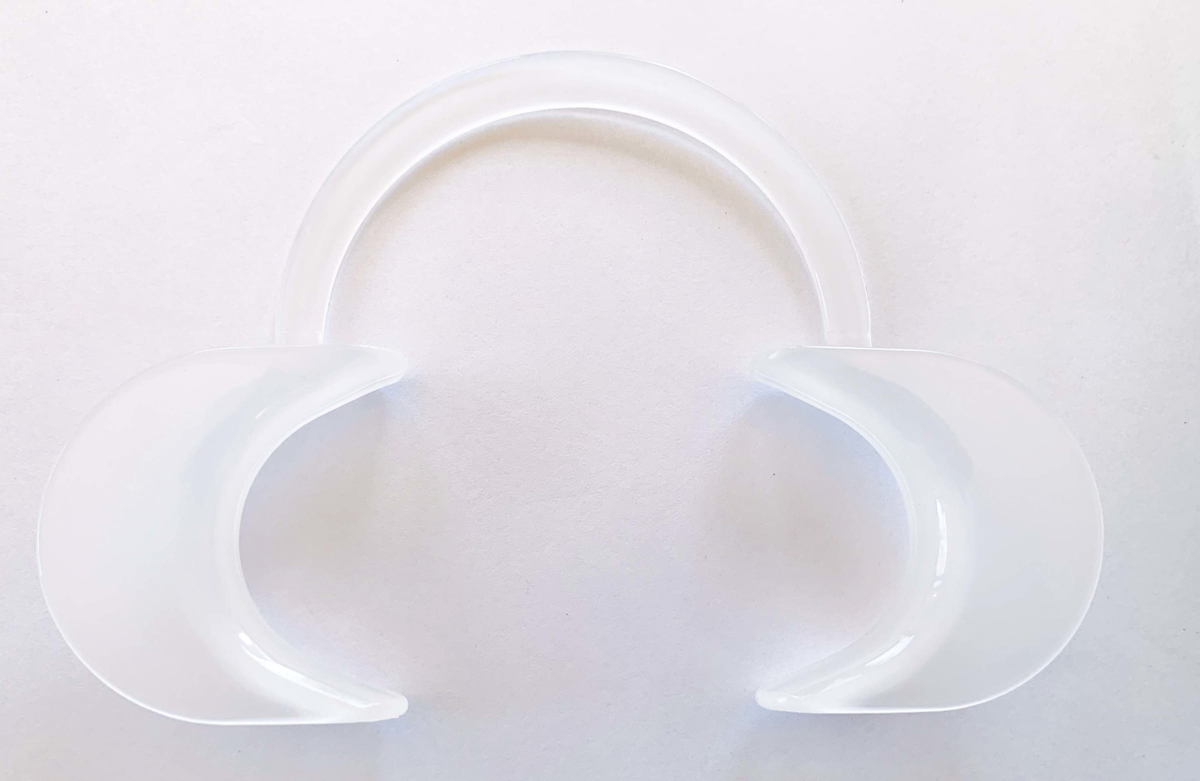 Retractor tipo C Blanco | Strongtek