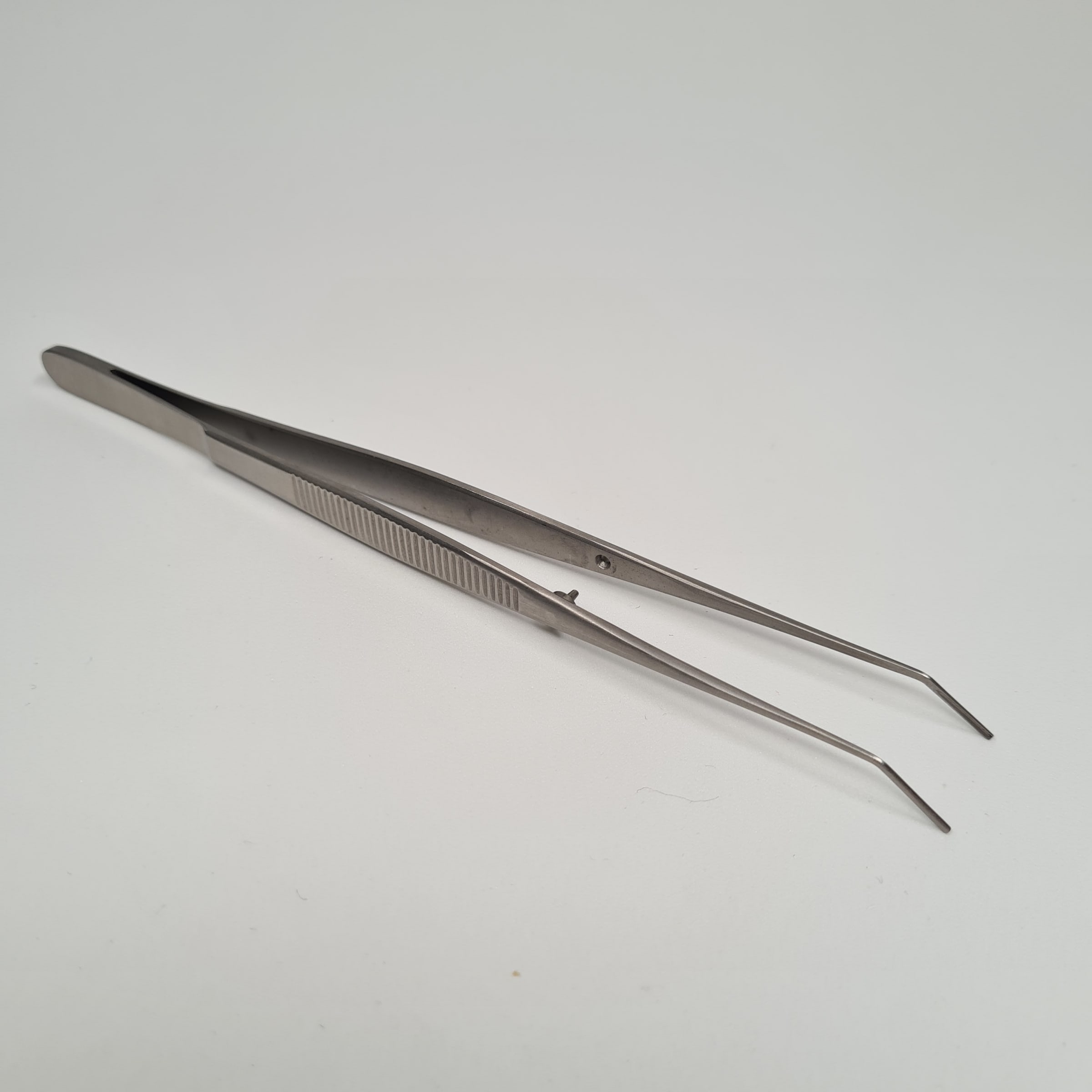 Pinza de inserción, angulada, surco longitudinal, 15,5 cm | Techsalud