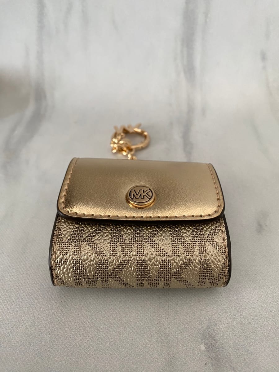 Porta Airpods Michael Kors monograma | Befashion