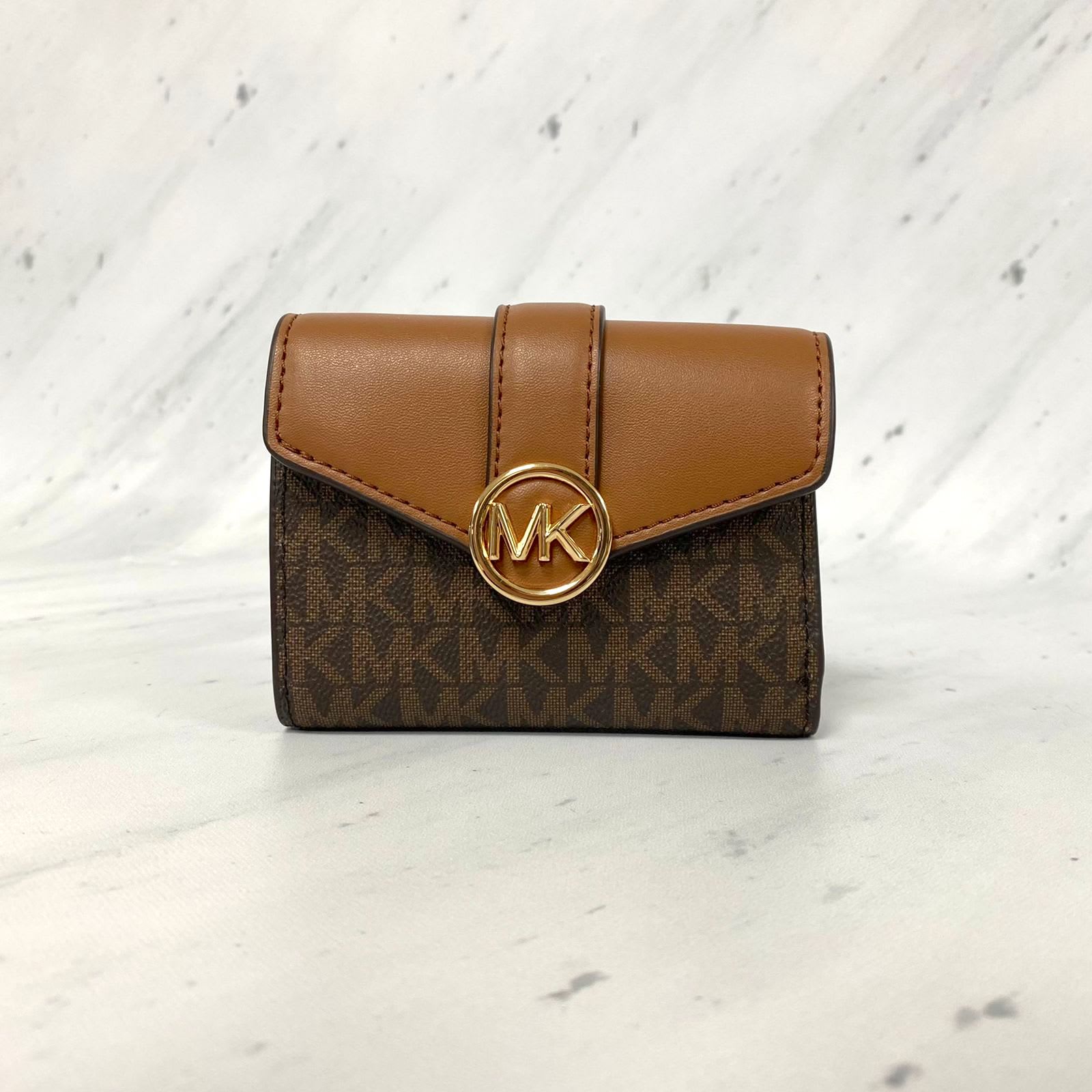 Billetera Michael Kors Carmen mediana monograma cafe | Befashion
