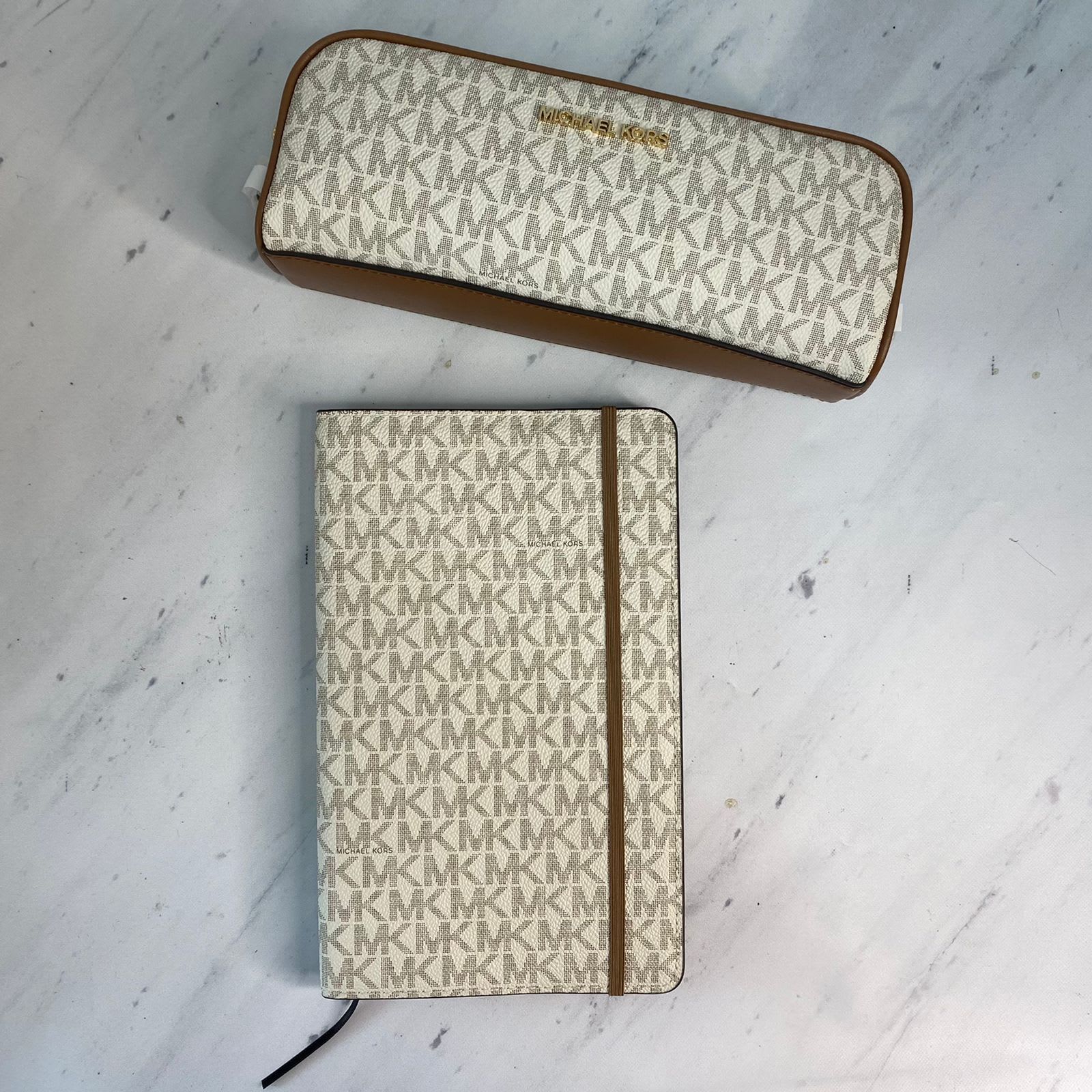 Conjunto Michael Kors Oficina Cuaderno y Estuche Monograma Vainilla | Befashion