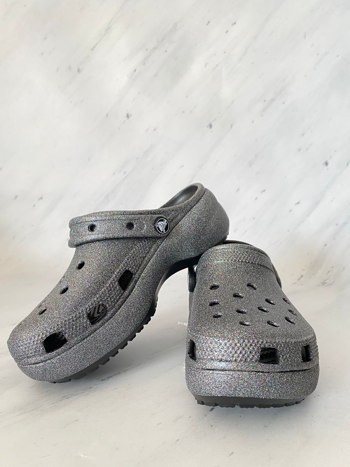 Sandalias Unisex Crocs Gris Glitter | Befashion