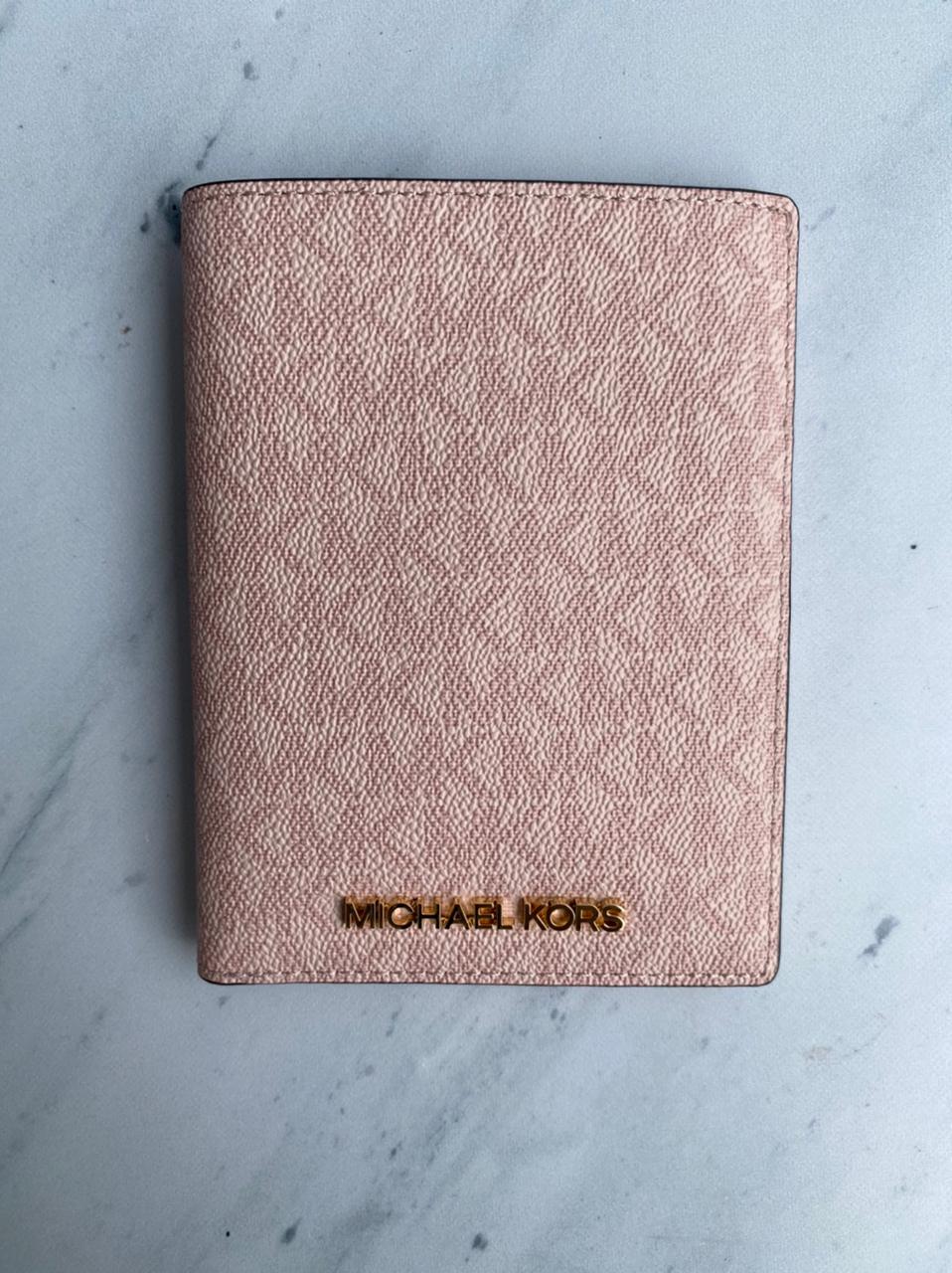 Porta Pasaporte Michael Kors Rosado Letras | Befashion