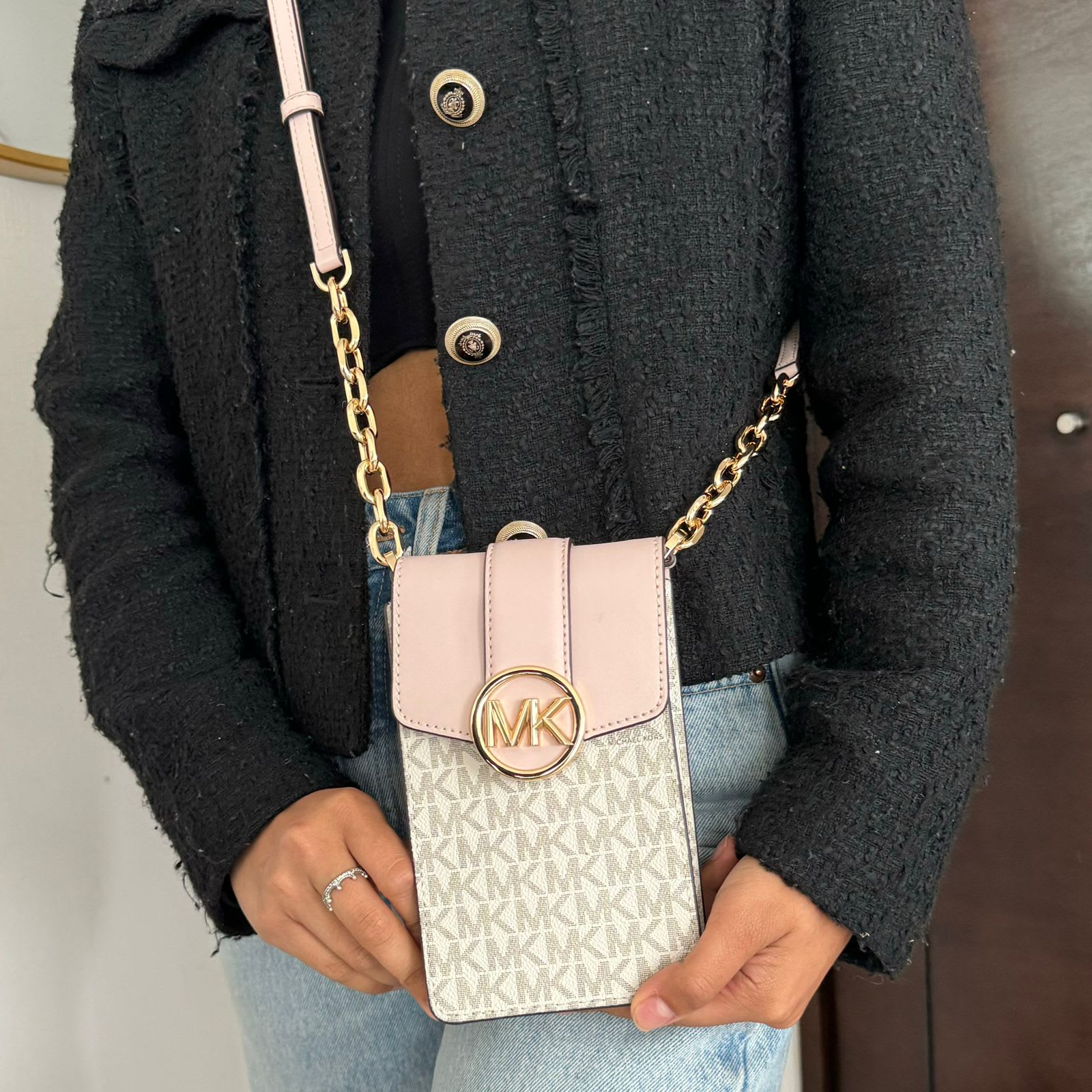 Porta Celular Michael Kors Carmen Monograma Vainilla y Rosa | Befashion