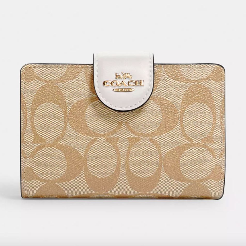 Billetera Coach Mediana monograma letras beige con blanco | Befashion