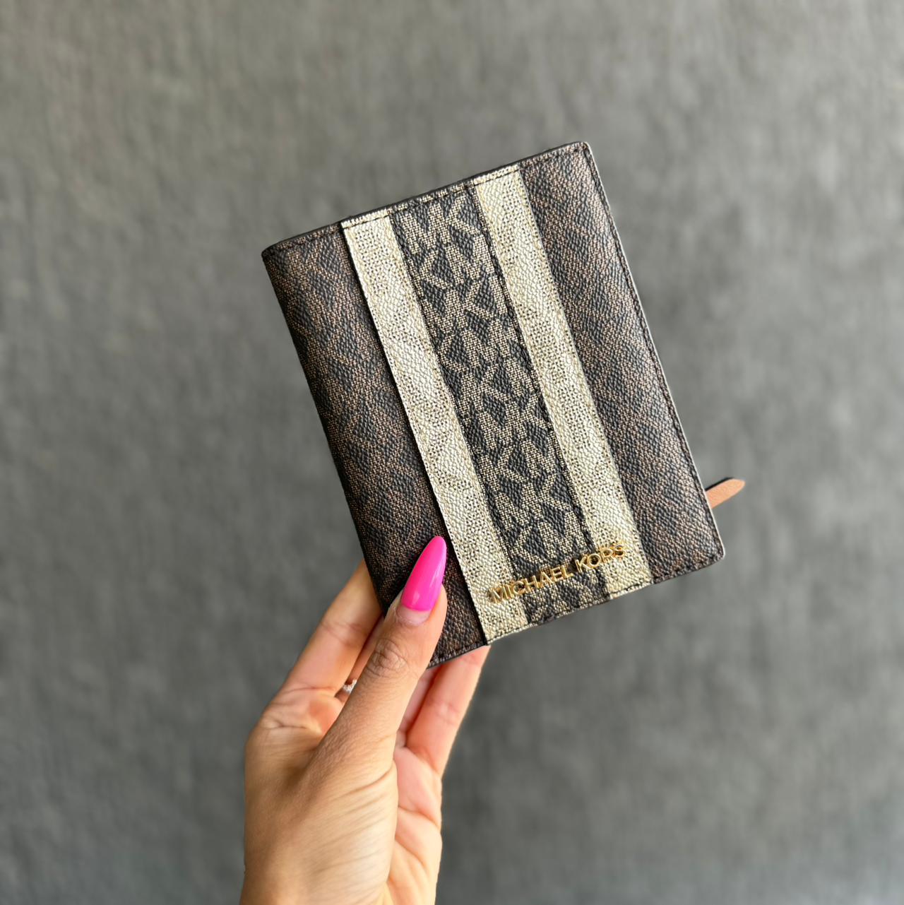 Porta Pasaporte Michael Kors Monograma Cafe | Befashion
