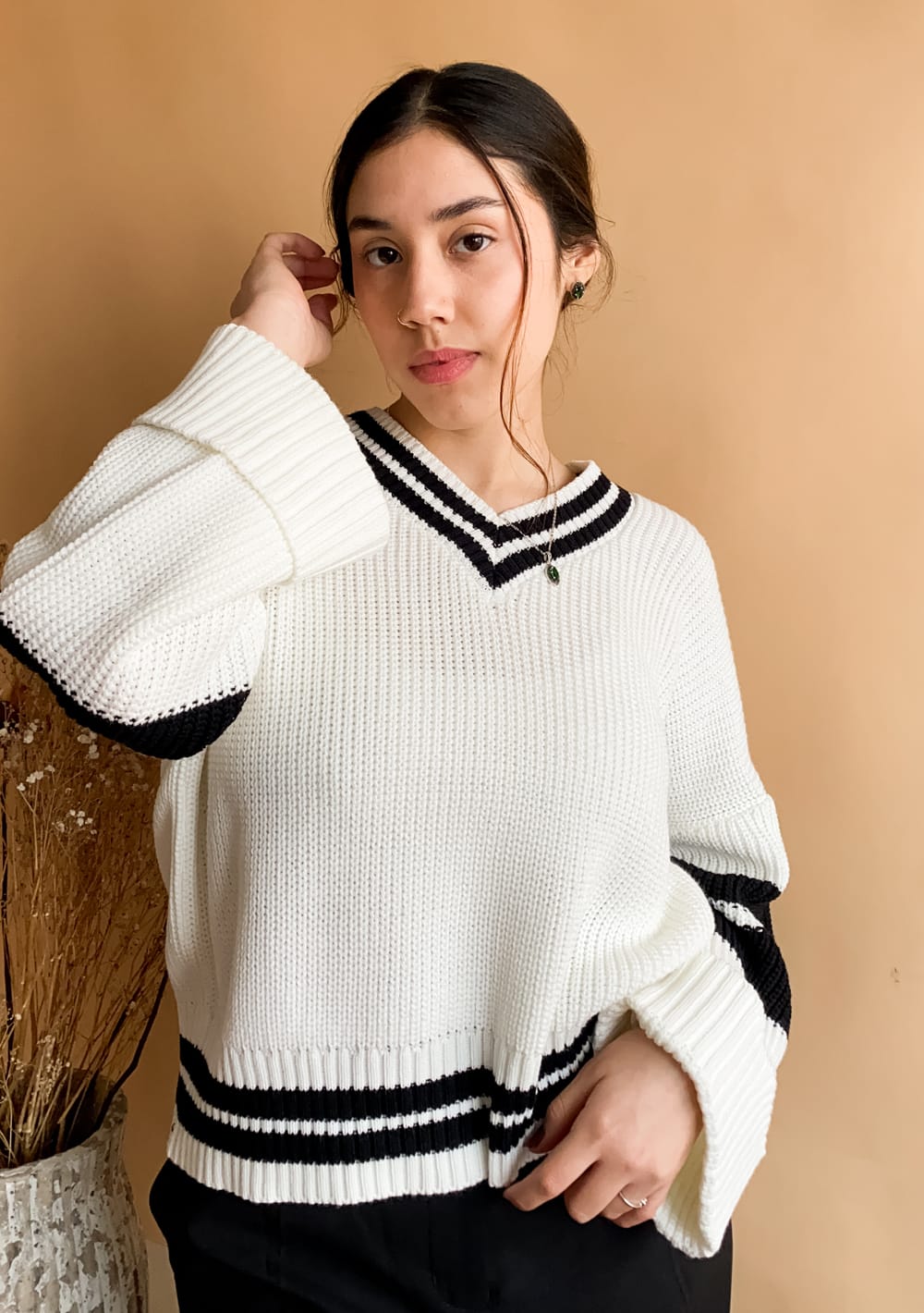 Sweater cuello V perla y negro | Moshtienda