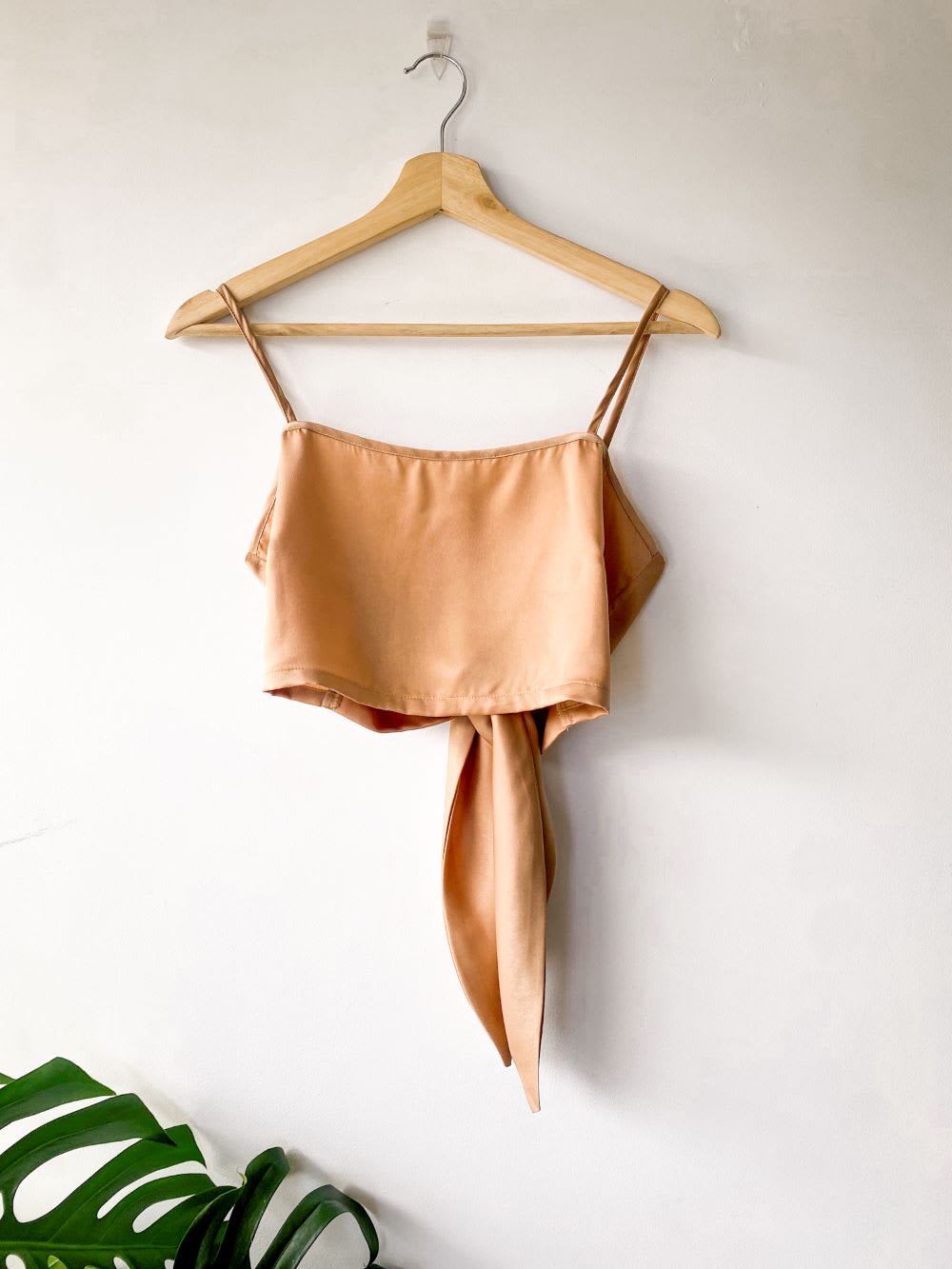 Top corto con lazo champang | Moshtienda