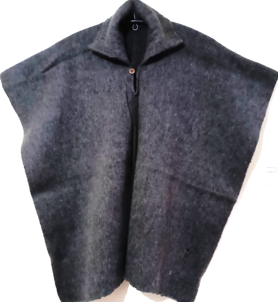 PONCHO GRIS CON CUELLO CAMISA | Inkatej | Tejidos artesanales. Ponchos ...