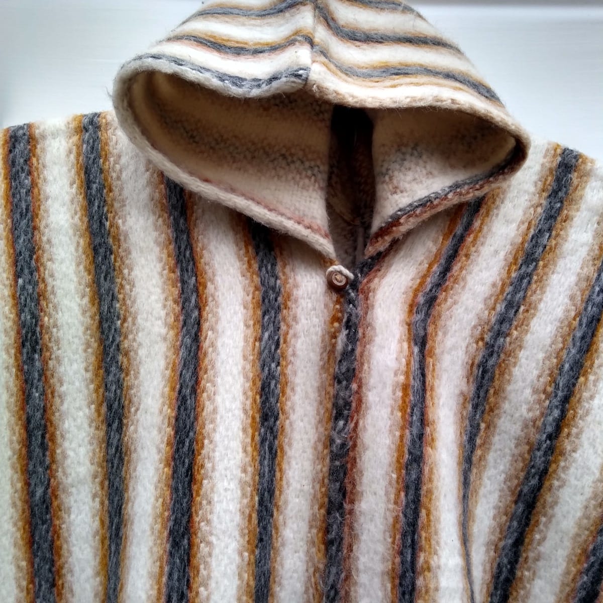 Poncho blanco con rayas capucha | Inkatej | Tejidos artesanales ...