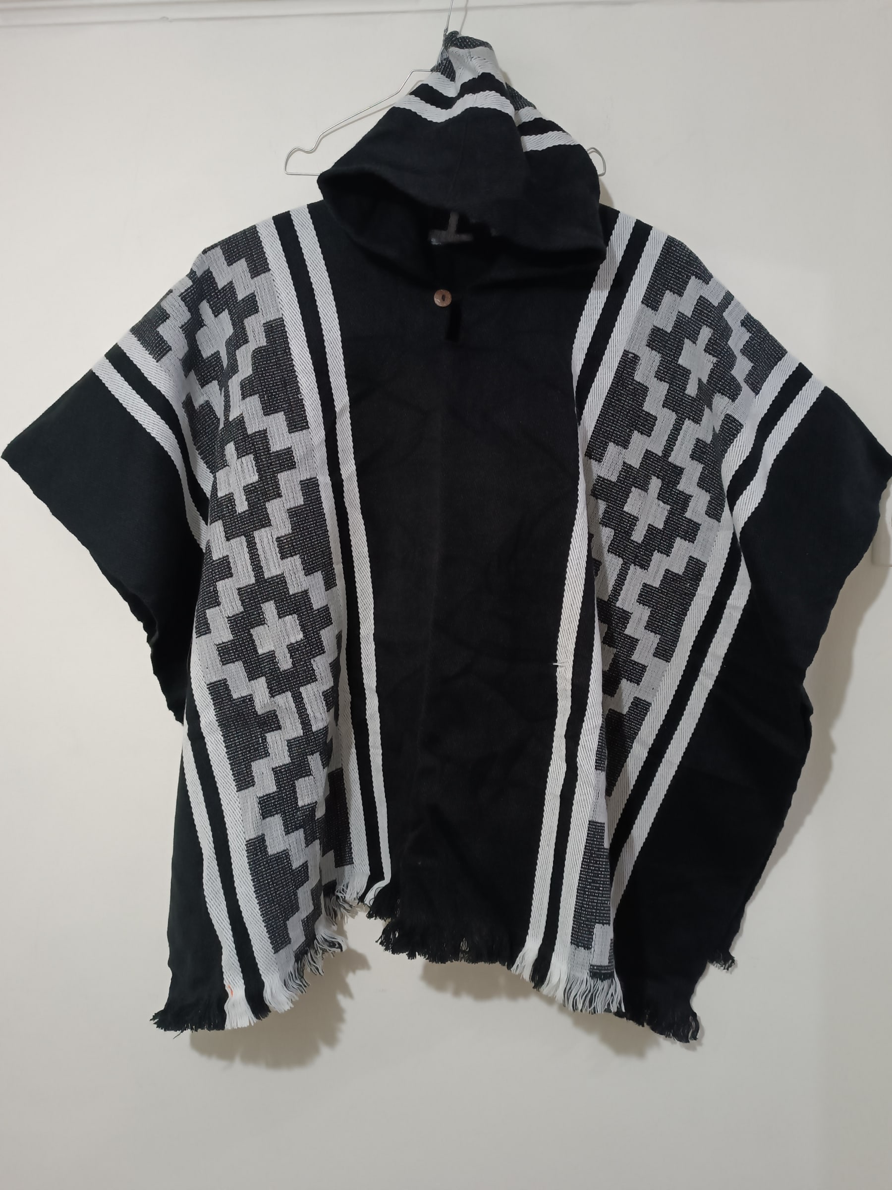 PONCHO NEGRO CON DISEÑO MAPUCHE | Inkatej | Tejidos artesanales ...