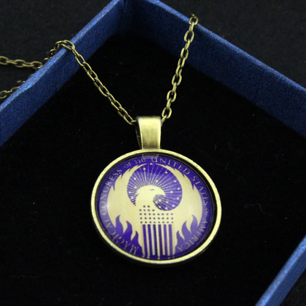 Collar Animales Fantásticos y Donde Encontrarlos Insignia Macusa Morada ...