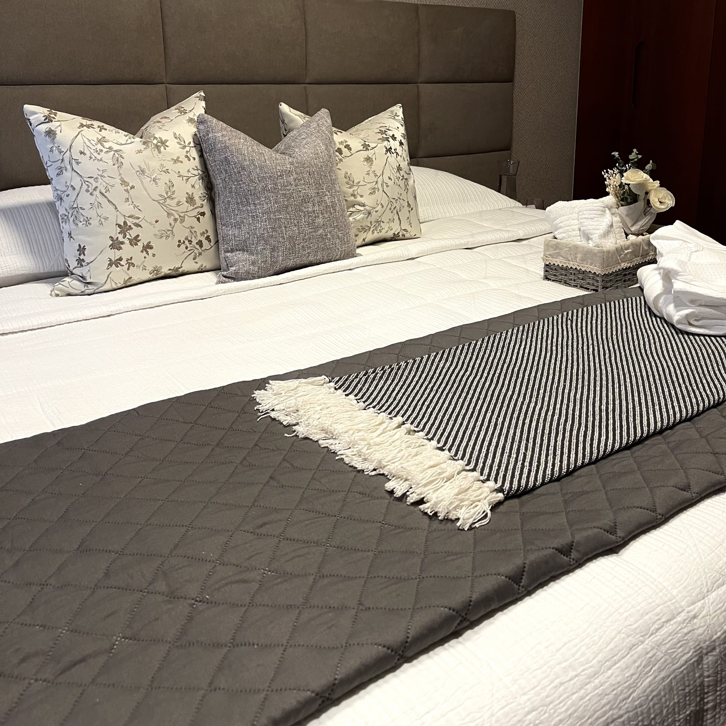 Cubrecama Mia Charcoal | Claudia Riva