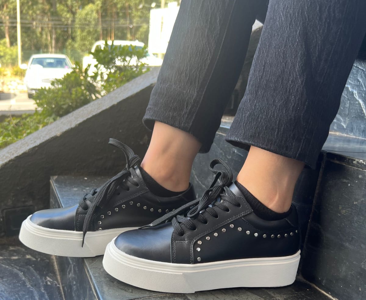 ZAPATILLA NEGRA TACHA | Tienda Mottai