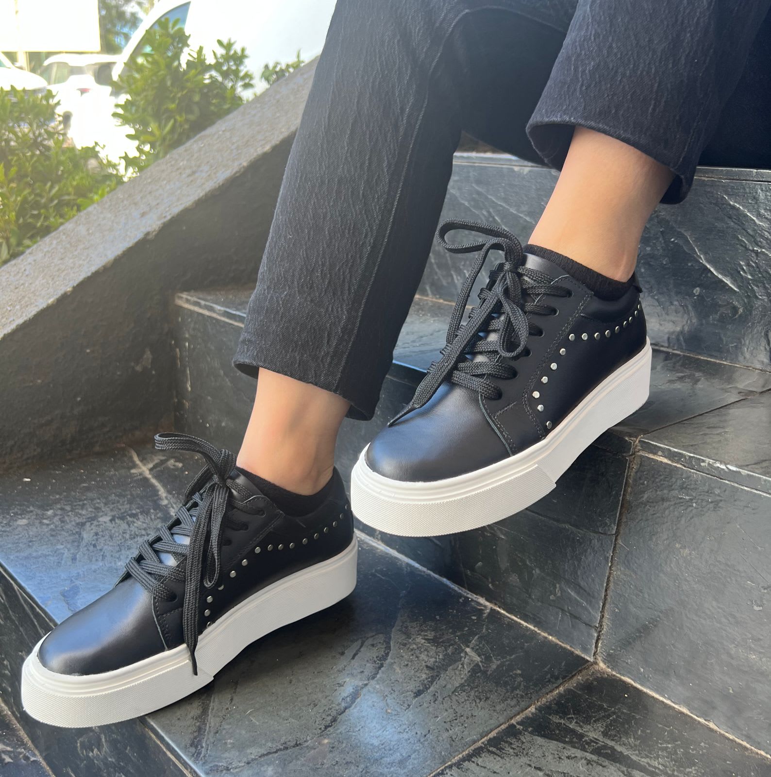 ZAPATILLA NEGRA TACHA | Tienda Mottai