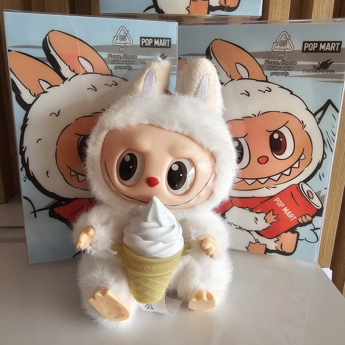 Dupe Labubu con Helado Serie Have a Seat Réplica | Detalles Valentina