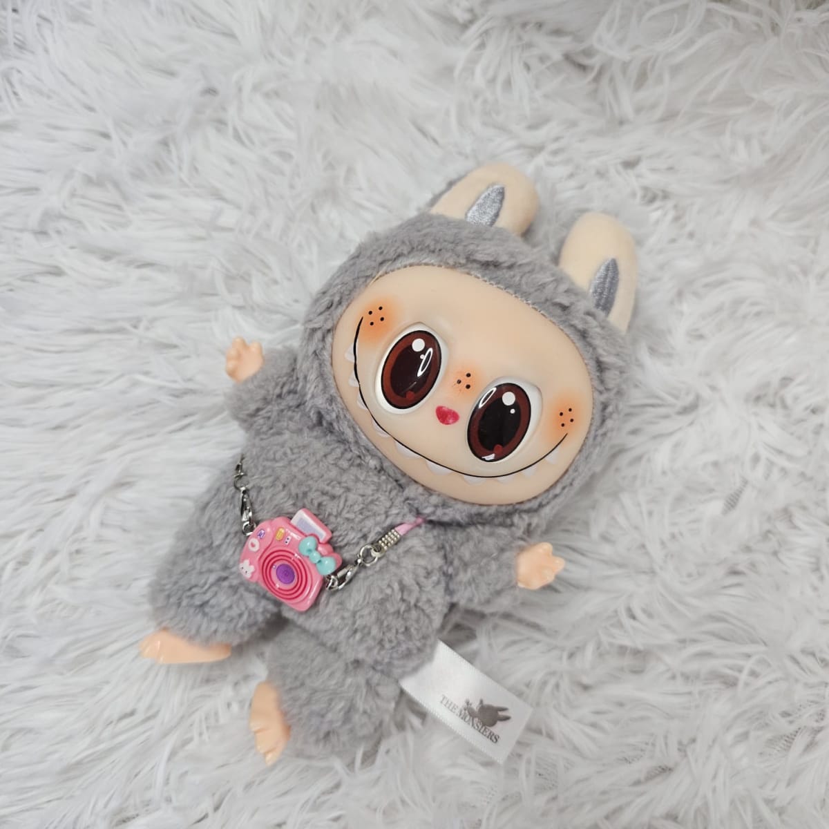 Labubu Dupe con Cámara de Accesorio | Detalles Valentina