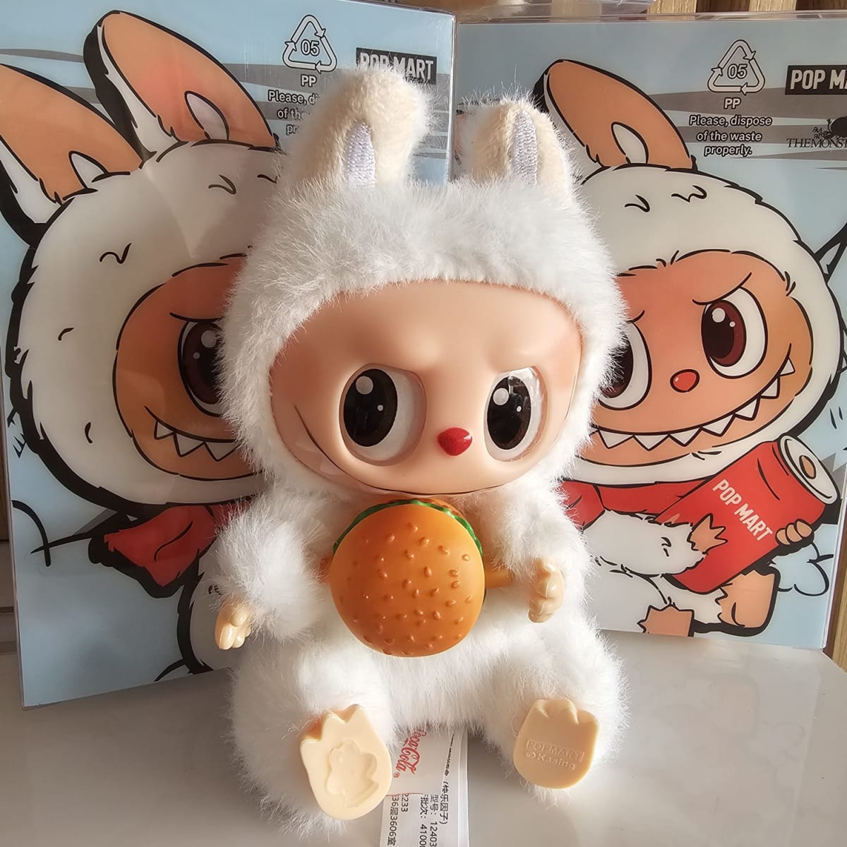 Dupe Labubu con Hamburguesa Serie Have a Seat Réplica | Detalles Valentina