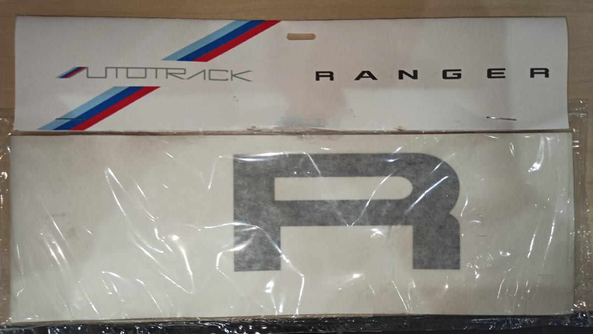 EMBLEMA ADHESIVO PORTALON FORD RANGER 2013-2019 | Comercial Autotrack