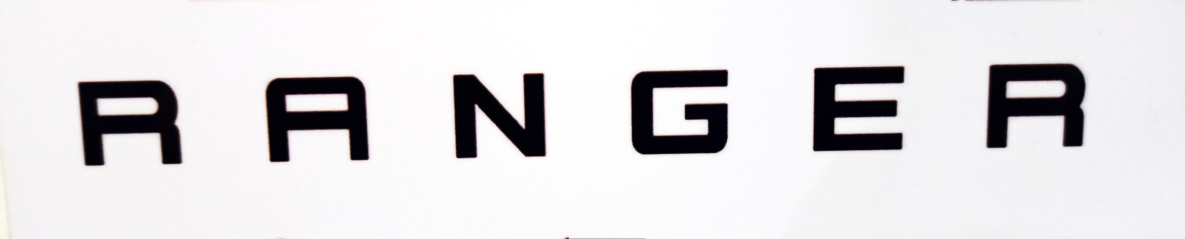 EMBLEMA ADHESIVO PORTALON FORD RANGER 2013-2019 | Comercial Autotrack