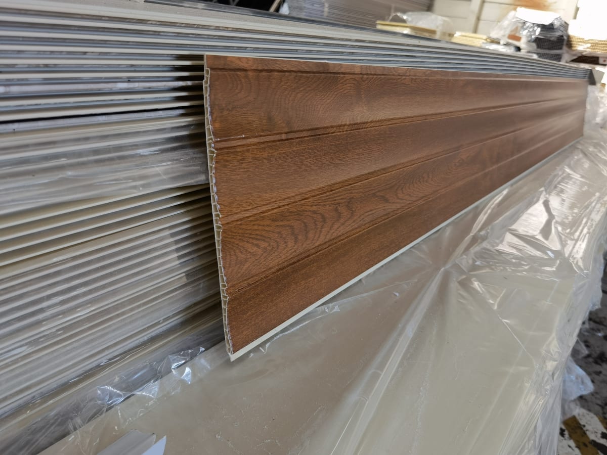 Revestimiento R9 café madera ranurada | Comercialnicasiosolis