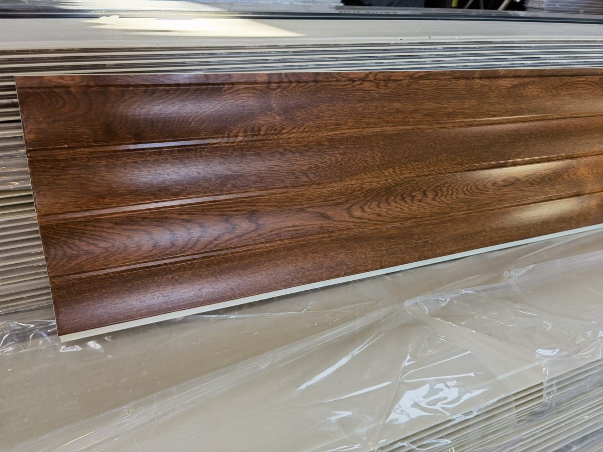 Revestimiento R9 café madera ranurada | Comercialnicasiosolis