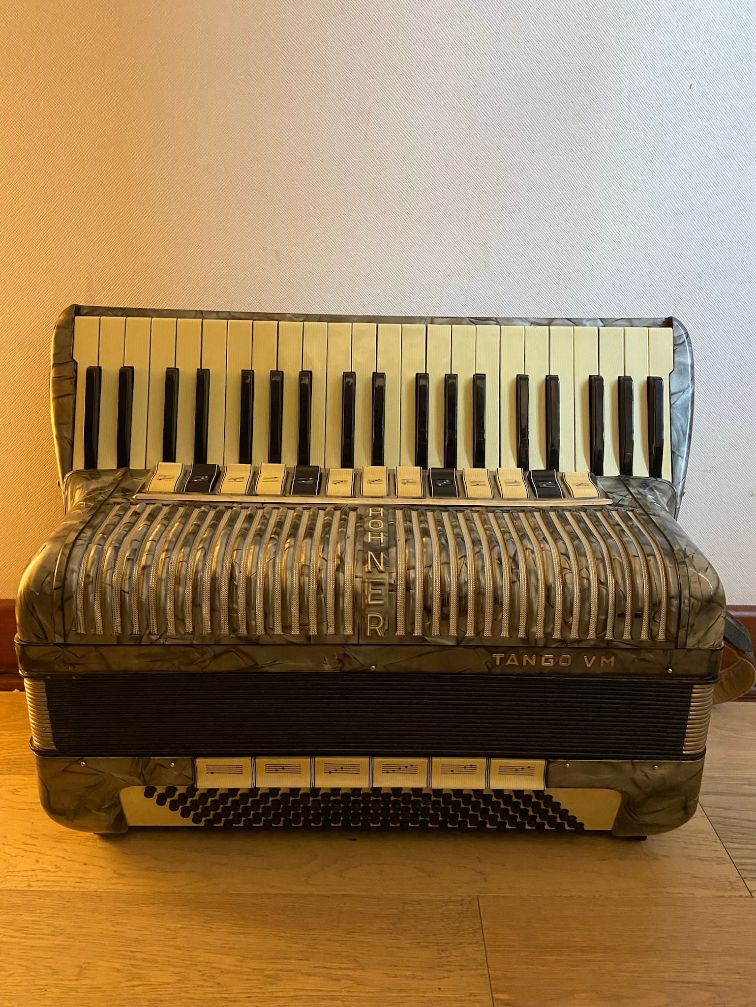 Acordeon a piano 120 bajos Hohner Tango VM (SKU:1810) | Instrumentos Chile