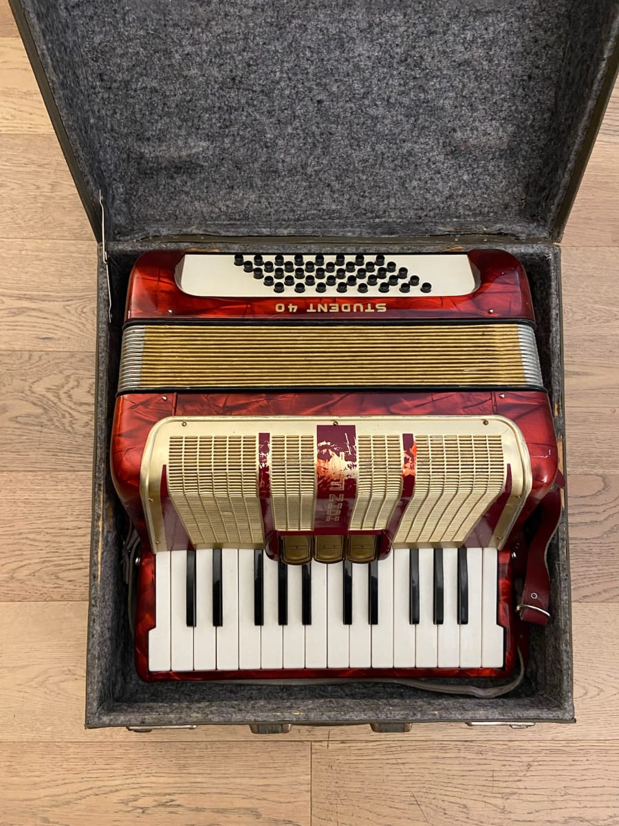 Acordeon a piano 40 bajos Hohner Student IV (SKU:2169) | Instrumentos Chile