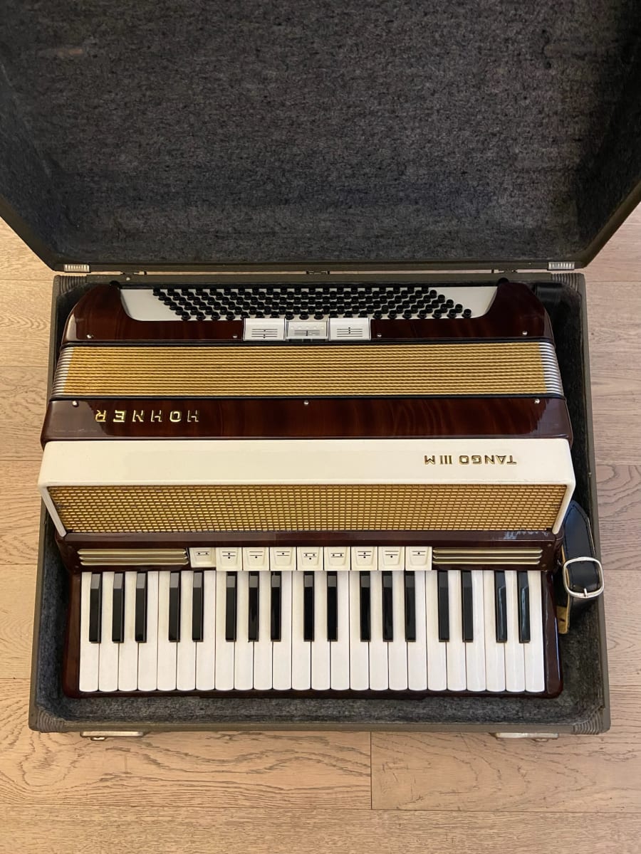 Acordeon a piano 120 bajos Hohner Tango IIIM (SKU:1966) | Instrumentos ...