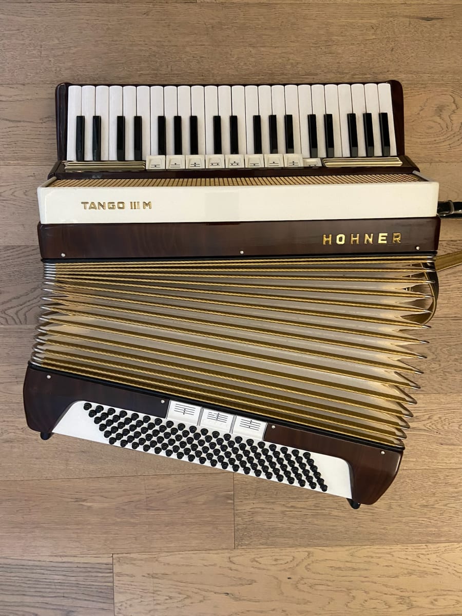 Acordeon a piano 120 bajos Hohner Tango IIIM (SKU:1966) | Instrumentos ...