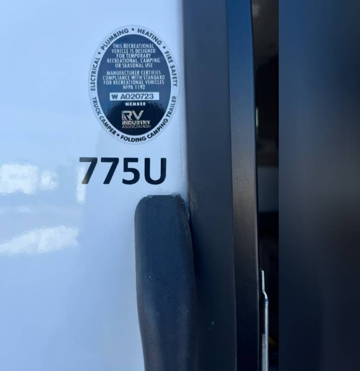 A PEDIDO - TRUCK CAMPER 775U TRAVEL LITE - F150/RAM/SILVERADO | RUKATRIP