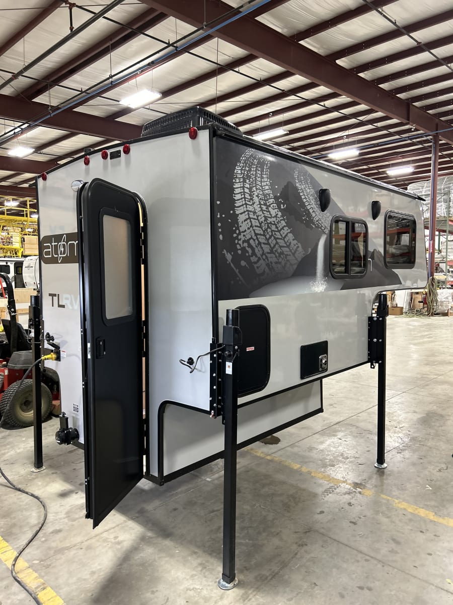 A PEDIDO - TRUCK CAMPER ATOM 600A TRAVEL LITE - HILUX/RANGER/ETC | RUKATRIP